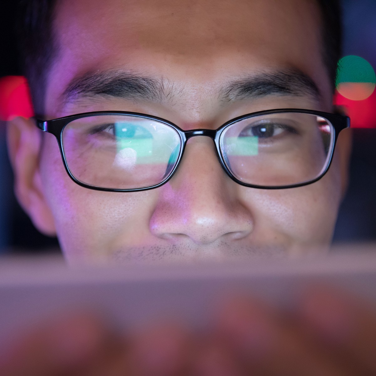 Your phone is hurting your eyes - Medownick Laser Eye Surgery Melbourne